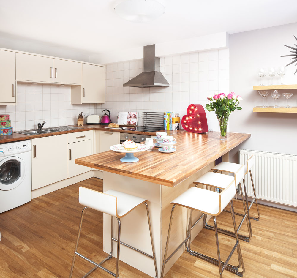 Small U-Shaped Kitchen Idea with Breakfast Bar - House Design 3D