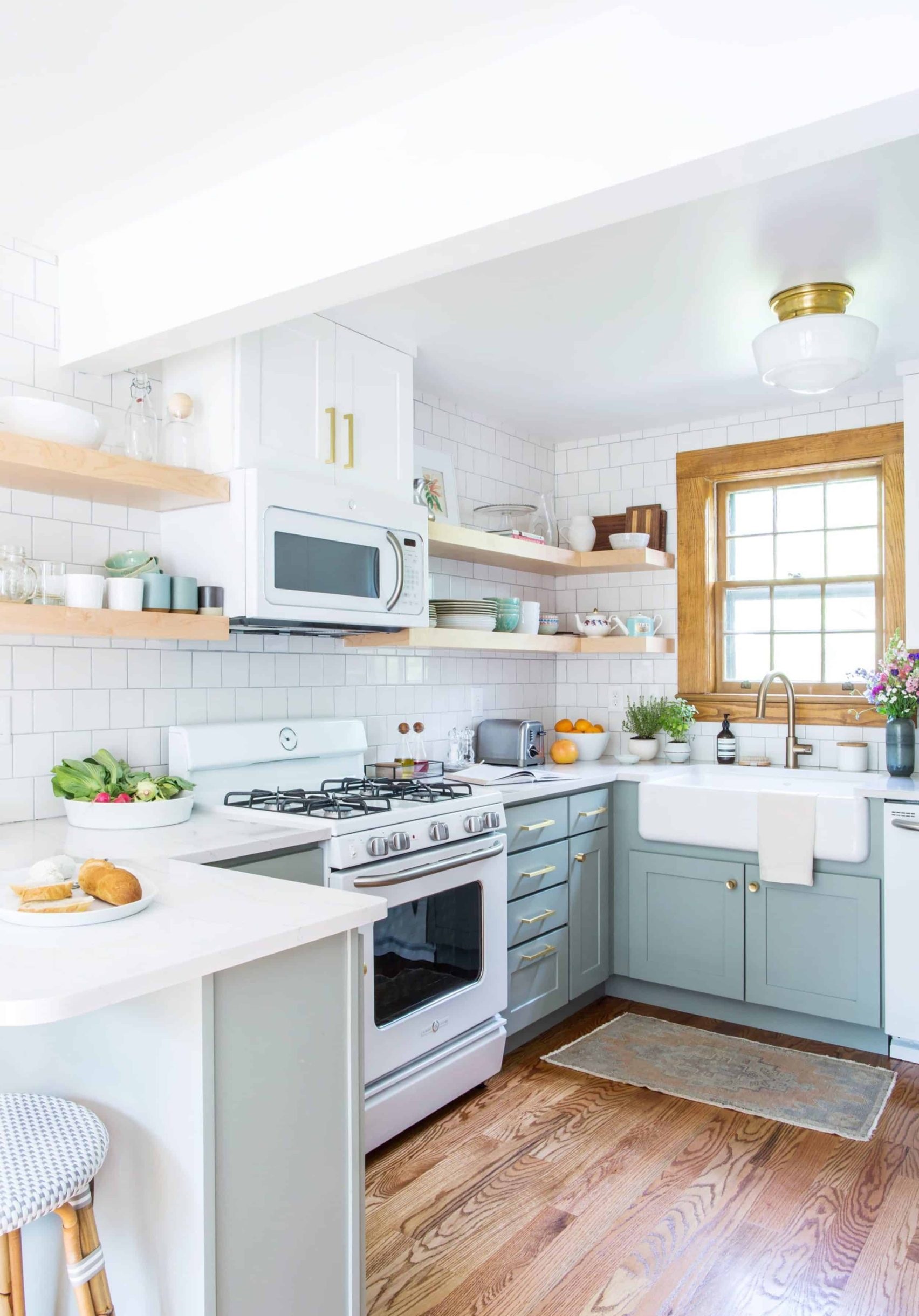 Small U-Shaped Kitchen Idea with Breakfast Bar - House Design 3D